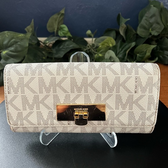 Michael Kors | Bags | Michael Kors Vanilla Acorn Signature Callie ...